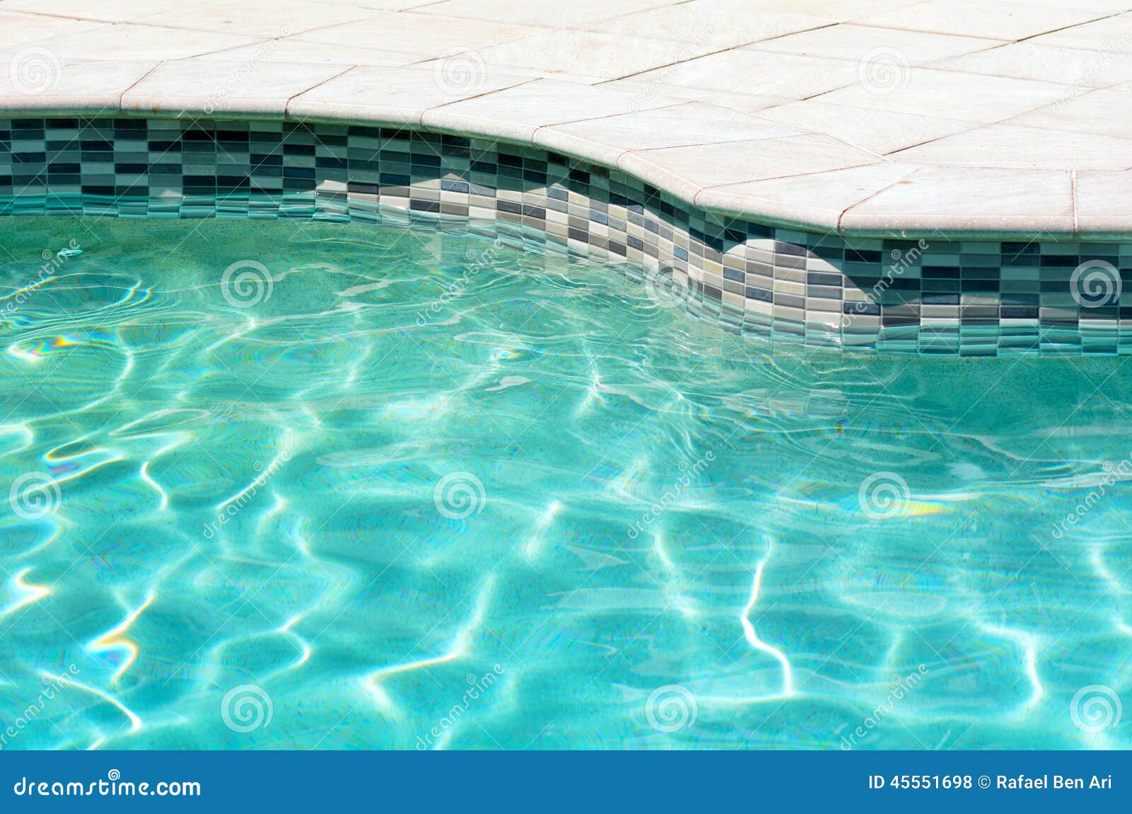 Piscina Con Color Claro De La Turquesa Foto de archivo - Imagen de ocio ...