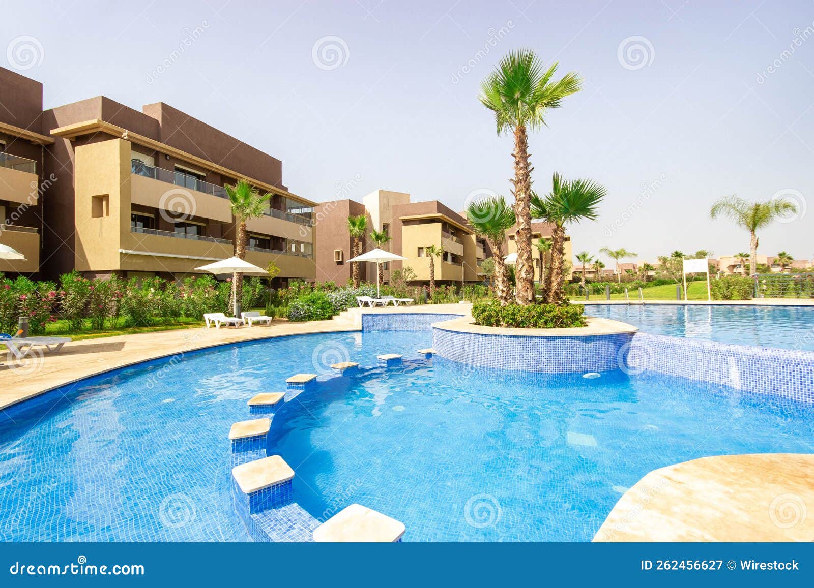 Piscina Con Palmeras Y Edificio Moderno Imagen de archivo - Imagen de ...