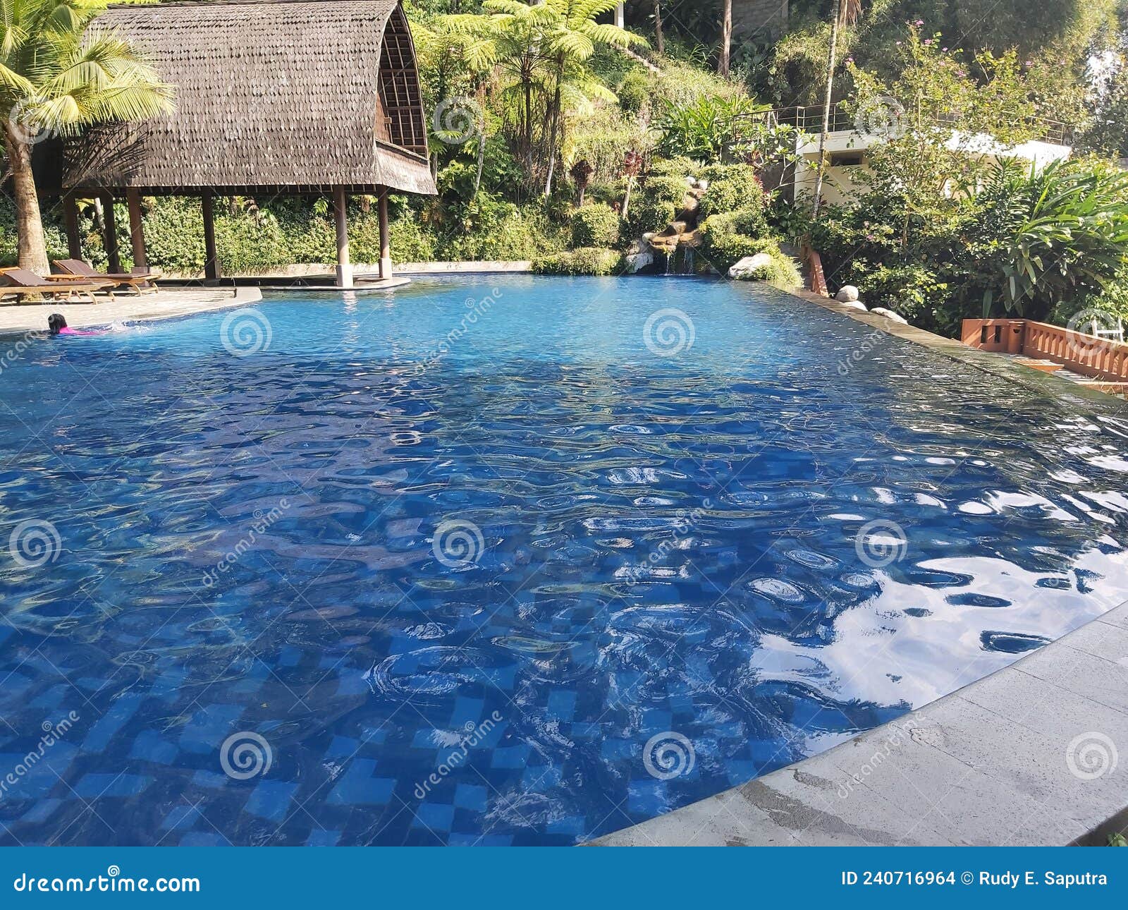 Piscina de agua azul foto de archivo. Imagen de parque - 240716964