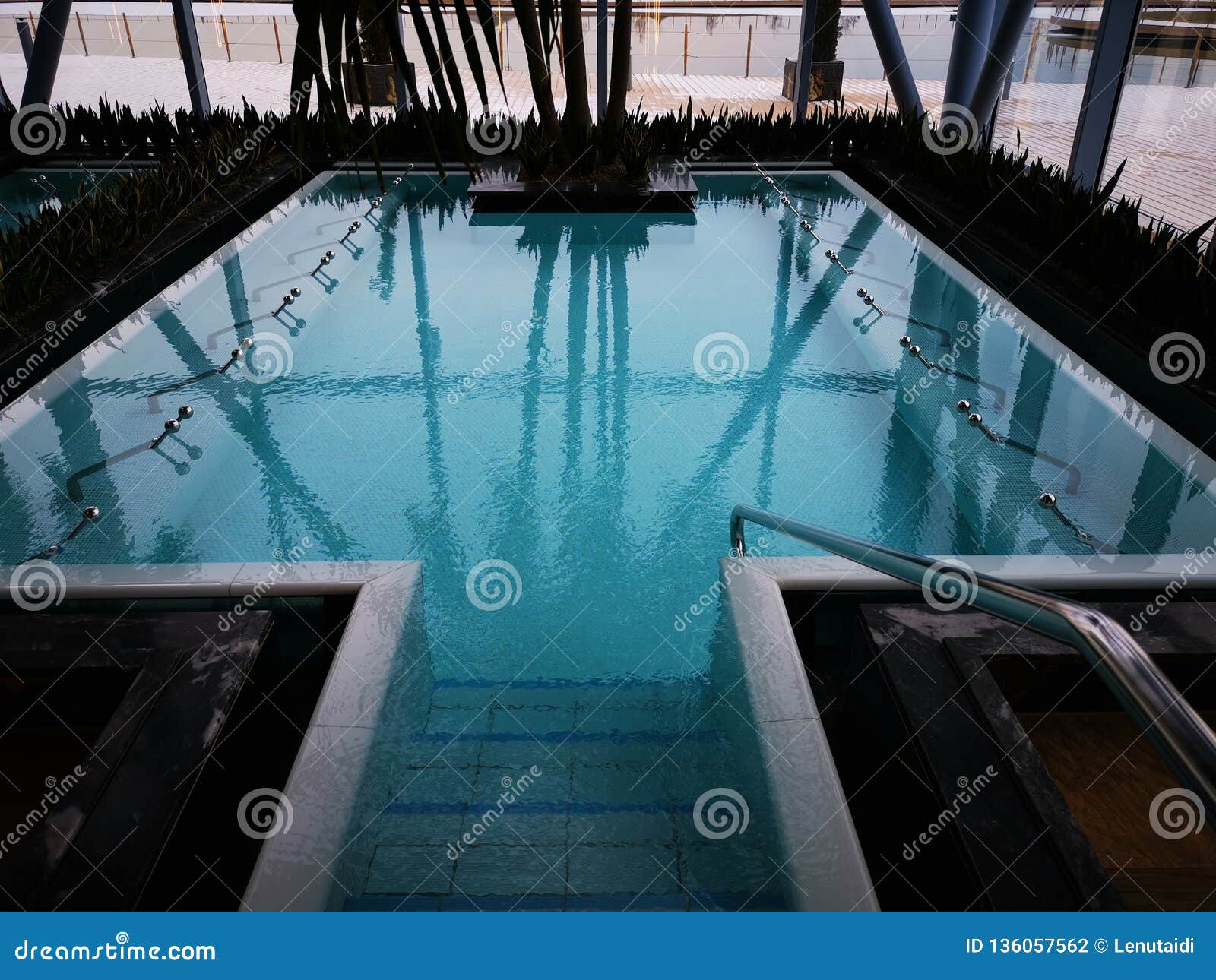 Piscina De La Turquesa Con Agua Termal Foto de archivo - Imagen de ...