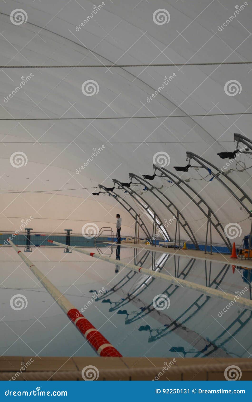 Piscina De Swimim En Estructura Extensible Foto editorial - Imagen de ...