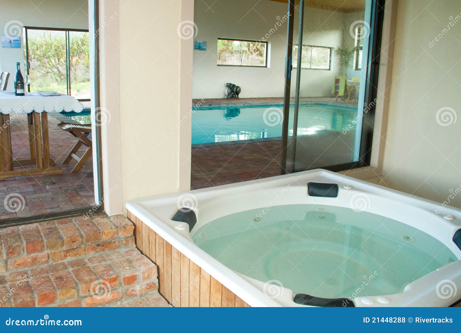 Piscina Heated Y Jacuzzi De Interior Foto de archivo - Imagen de ...