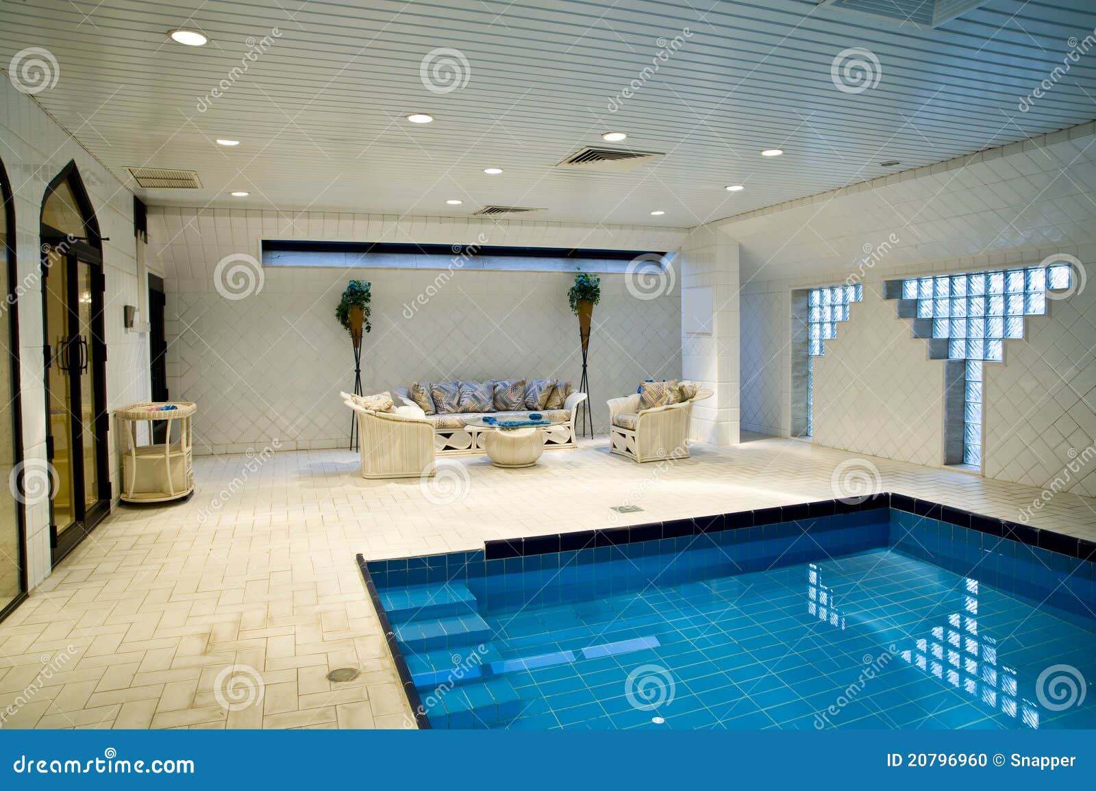 Piscina interna foto de stock. Imagem de interior, divertimento - 20796960