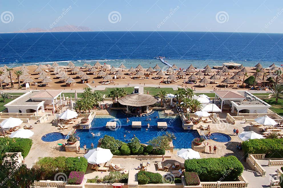 Piscina lujosa imagen de archivo. Imagen de disfrutar - 4186745