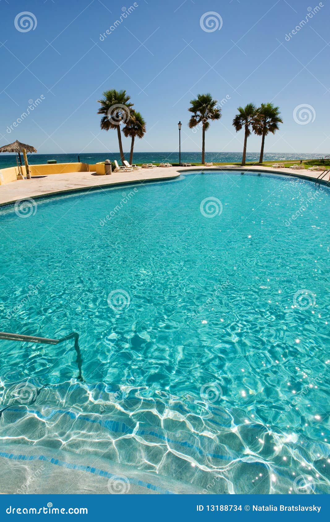 Piscina sin fin foto de archivo. Imagen de vacaciones - 13188734