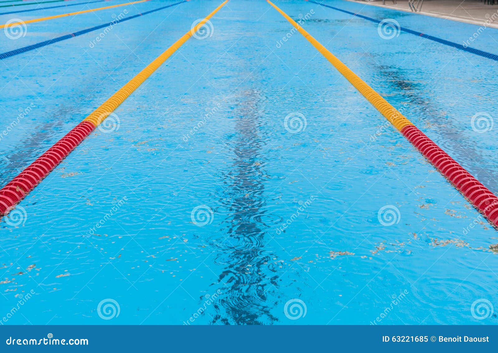 Piscina y lluvia vacías imagen de archivo. Imagen de azul - 63221685