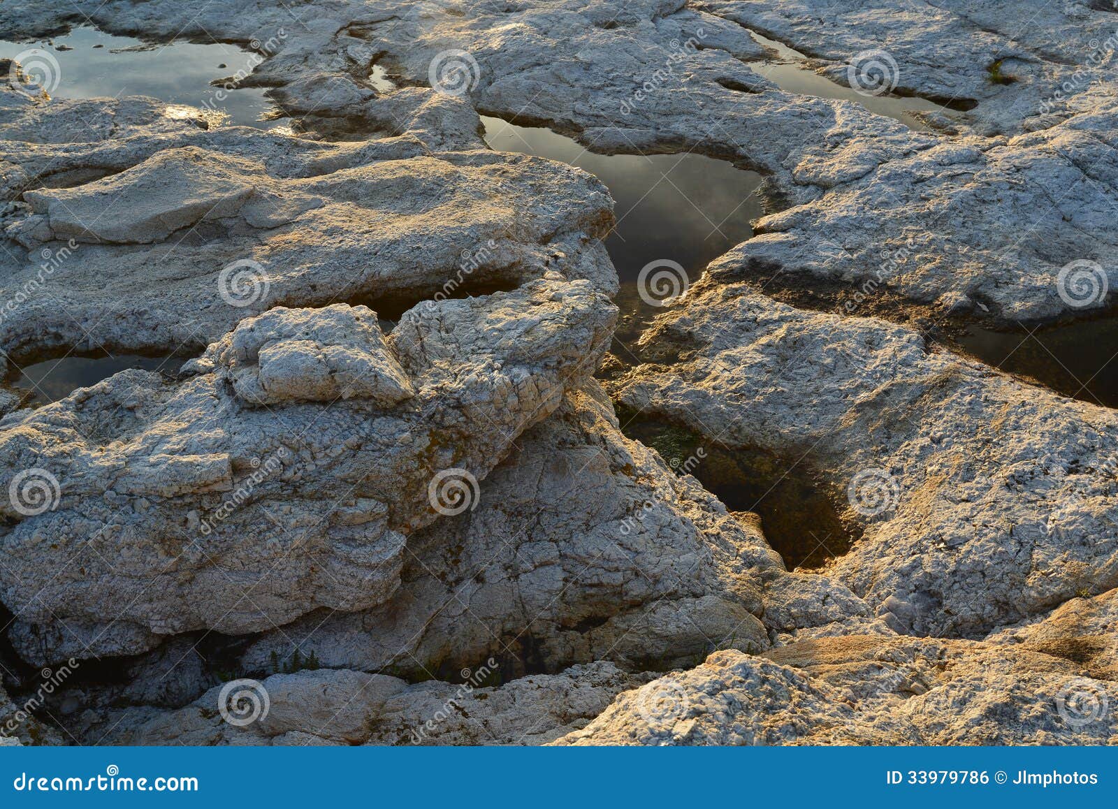 Piscinas De Marea Y Rocas Glaciales Foto de archivo - Imagen de océano ...