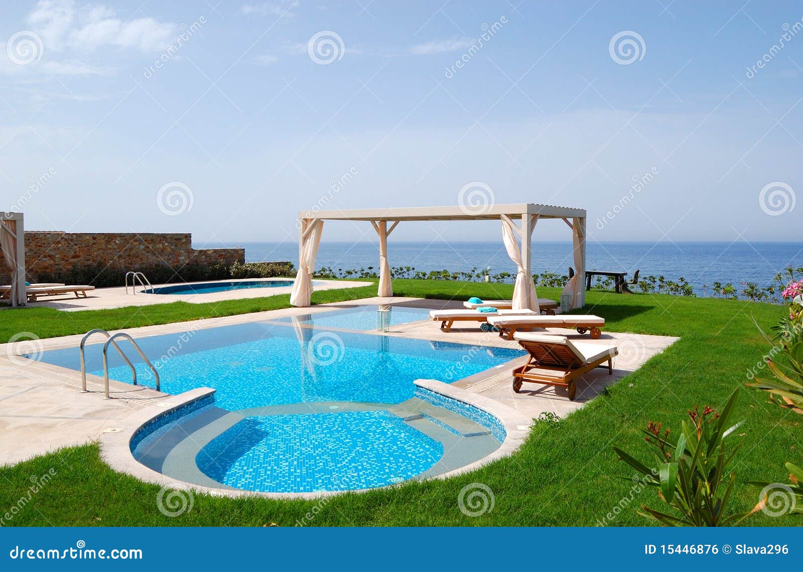 Piscine avec le jacuzzi photo stock. Image du transat - 15446876