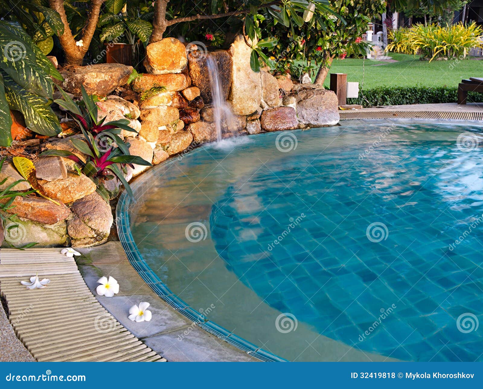 Piscine avec une cascade photo stock. Image du regroupement - 32419818