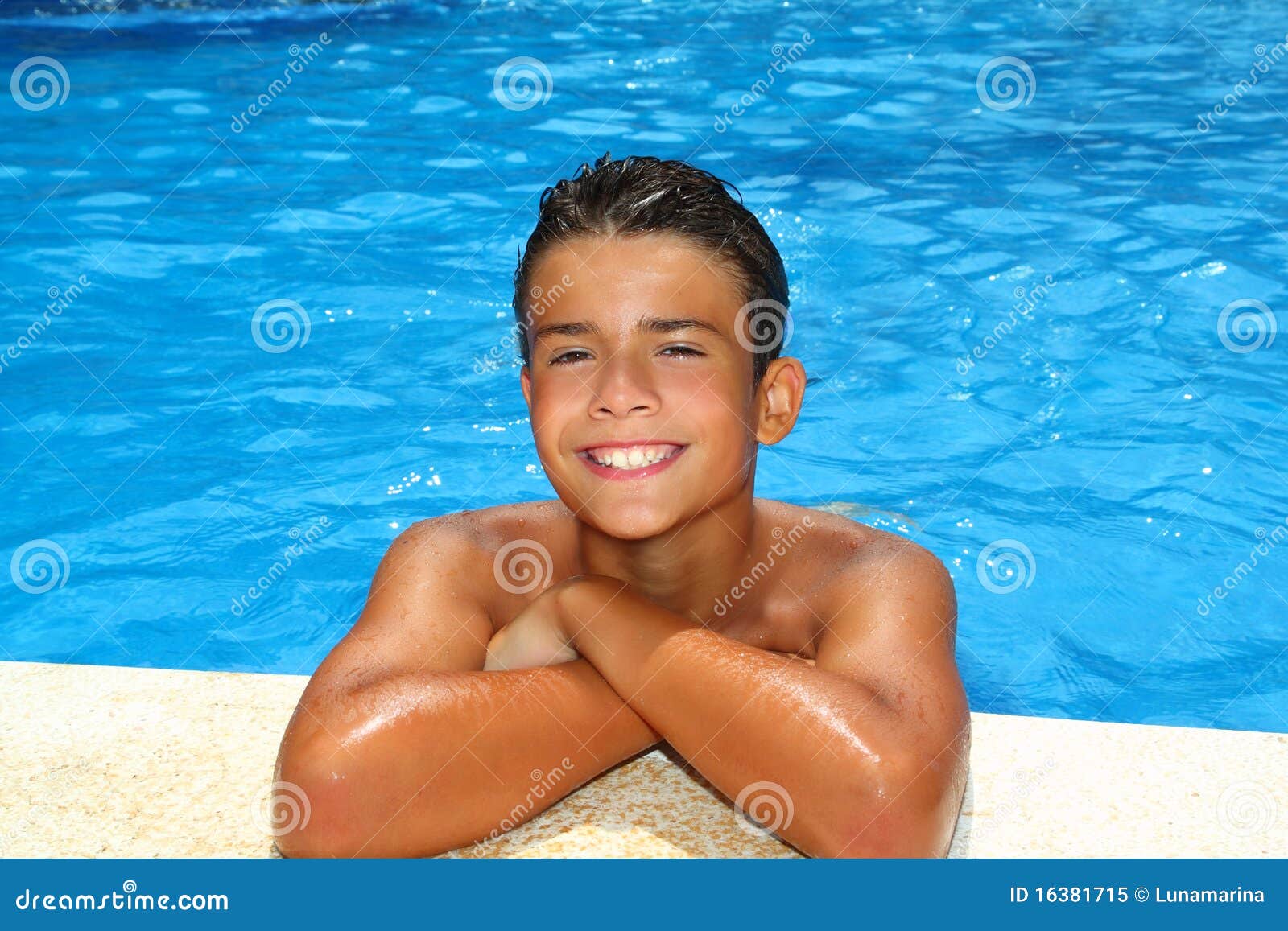 Piscine Heureuse De Vacances Dadolescent De Garçon Image Stock Image