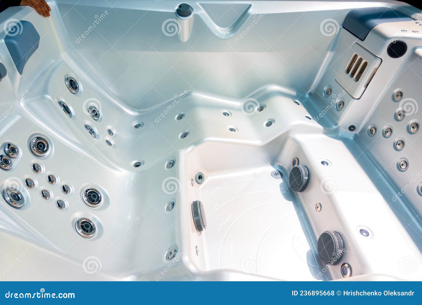 Piscine Spa. Salle De Bain Avec Hydromassage Et Jacuzzi Photo stock ...