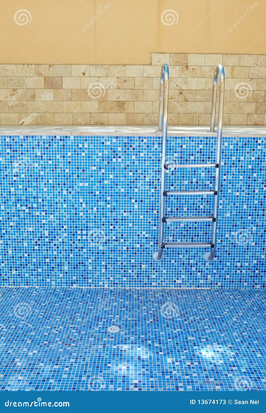 Piscine vide image stock. Image du natation, cassé, bleu - 13674173