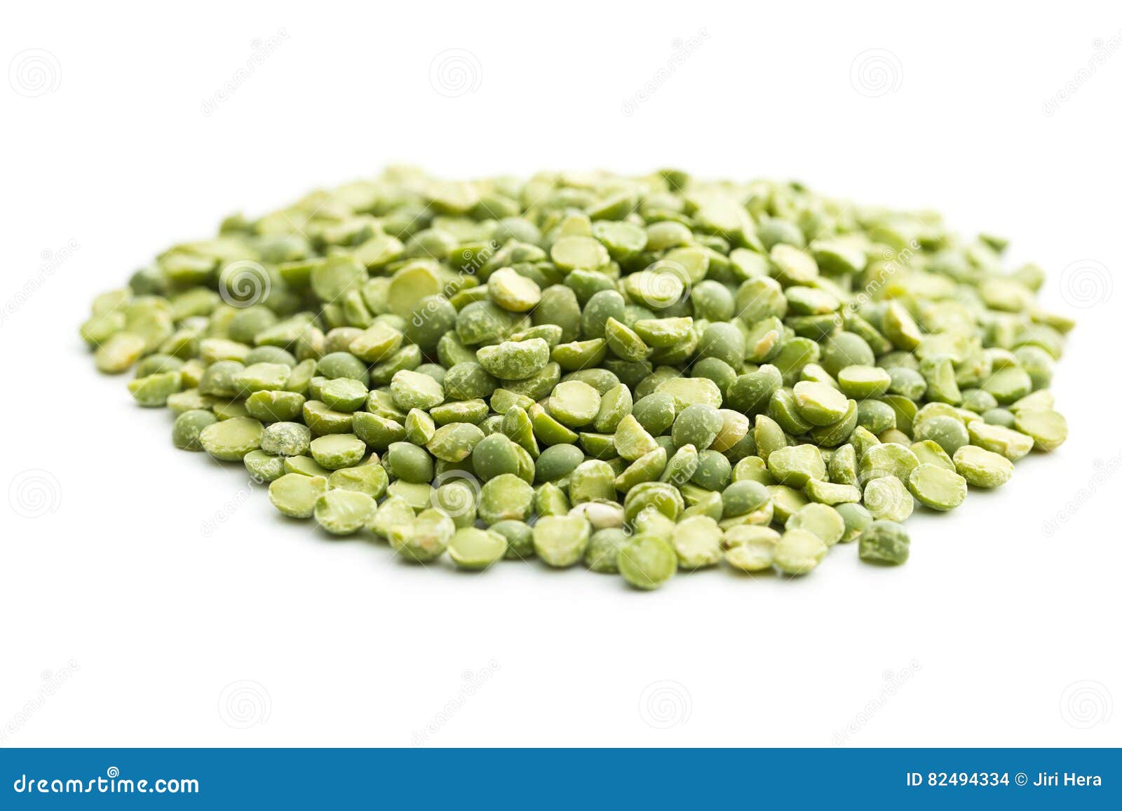 Piselli spaccati di verde fotografia stock. Immagine di mangi - 82494334