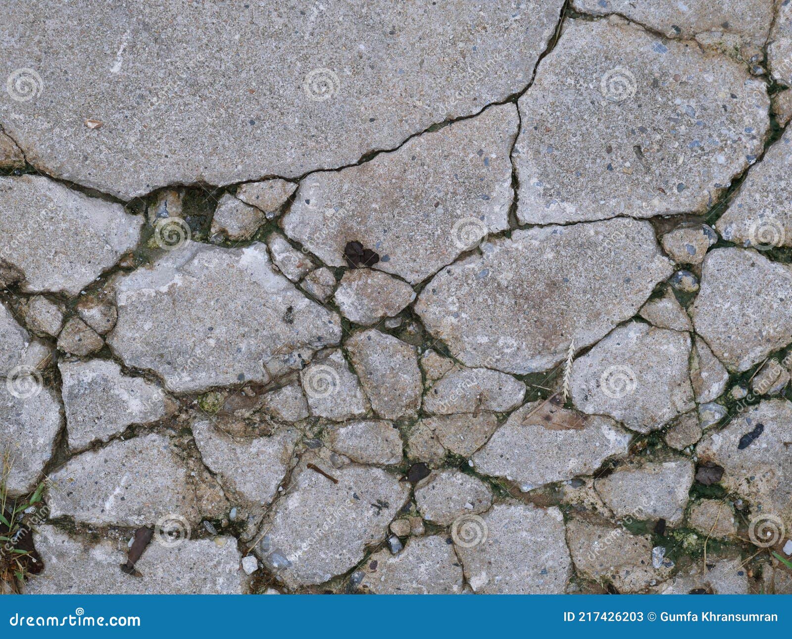 Piso De Cemento Roto Con Un Poco De Hierba Imagen de archivo - Imagen ...