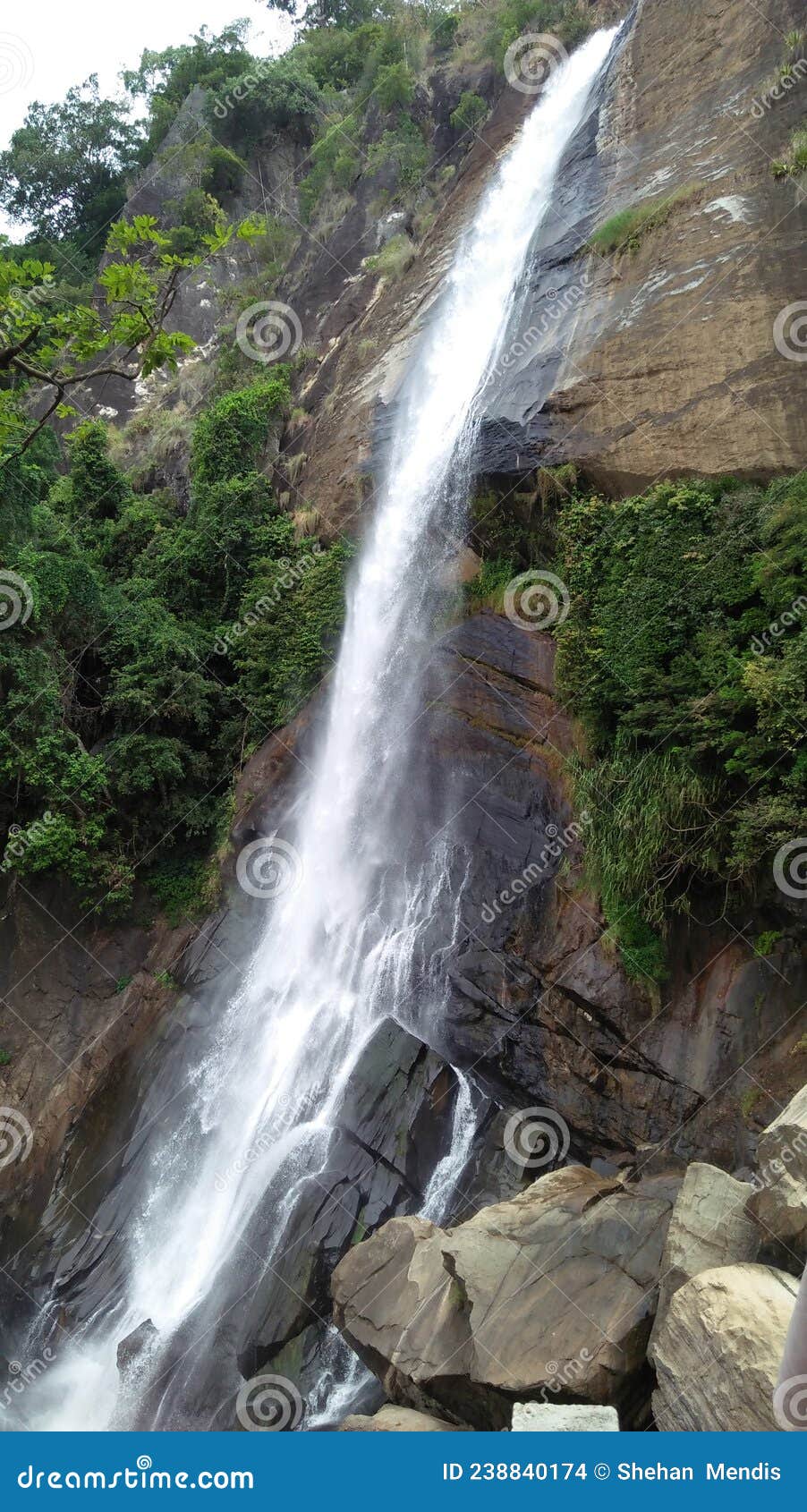Pissa Waterfall in Bibila Srilanka Stock Photo - Image of cliff, rock ...