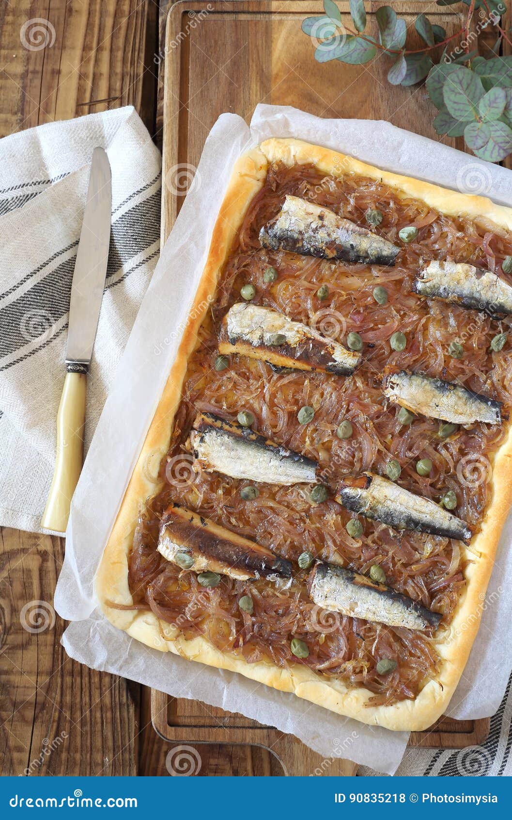 Pissaladiere, Franse Uipastei Stock Foto - Image of kappertjes ...