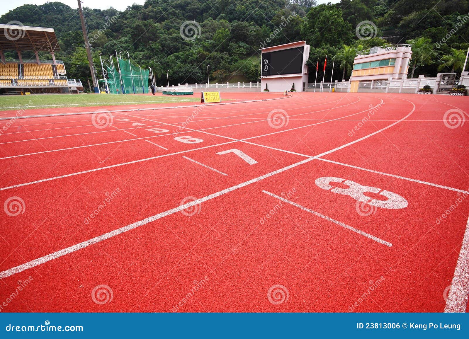Pista de atletismo foto de stock. Imagem de grama, pista - 23813006