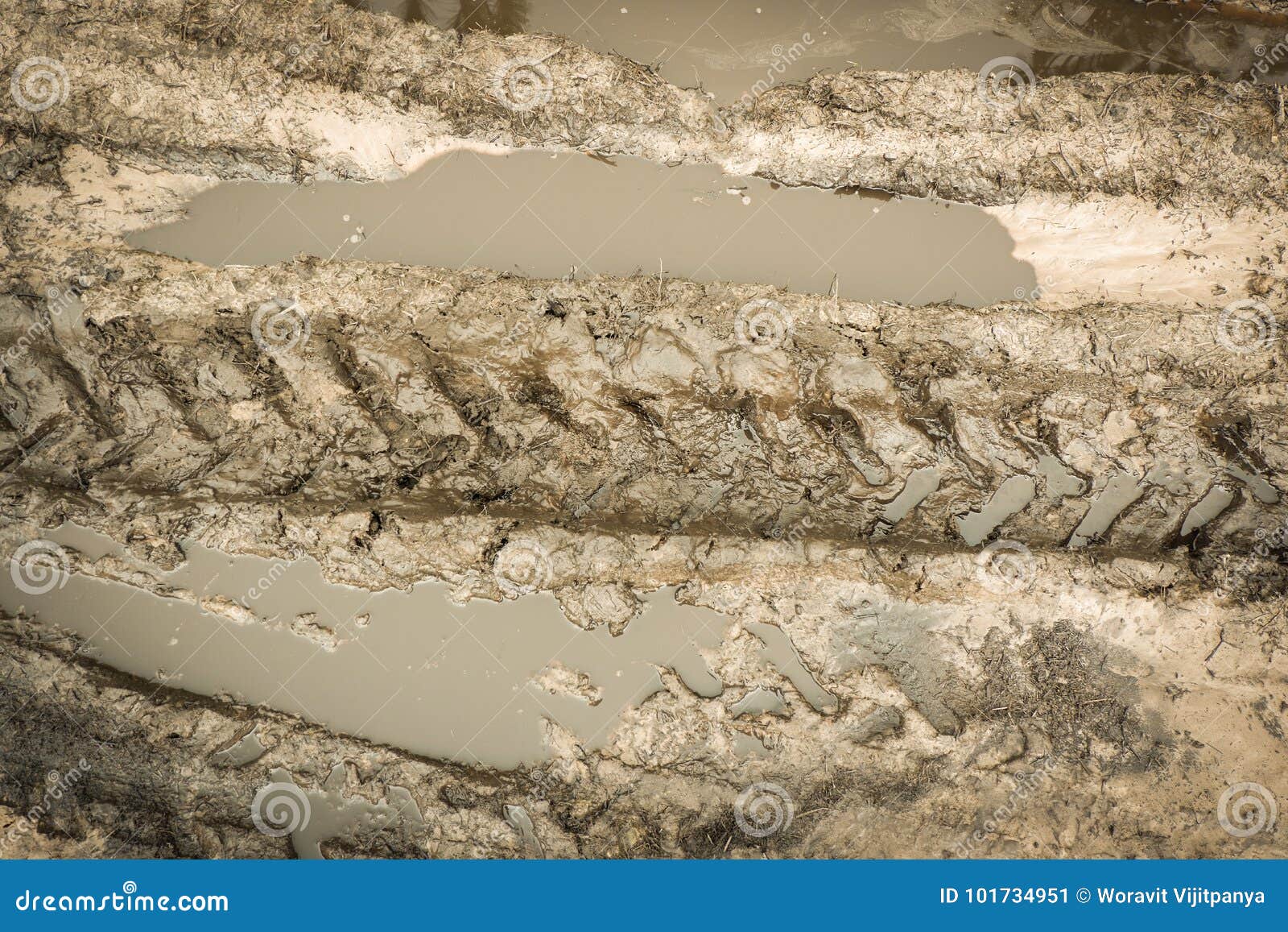 Pistas De La Rueda Del Tractor Imagen de archivo - Imagen de rueda ...