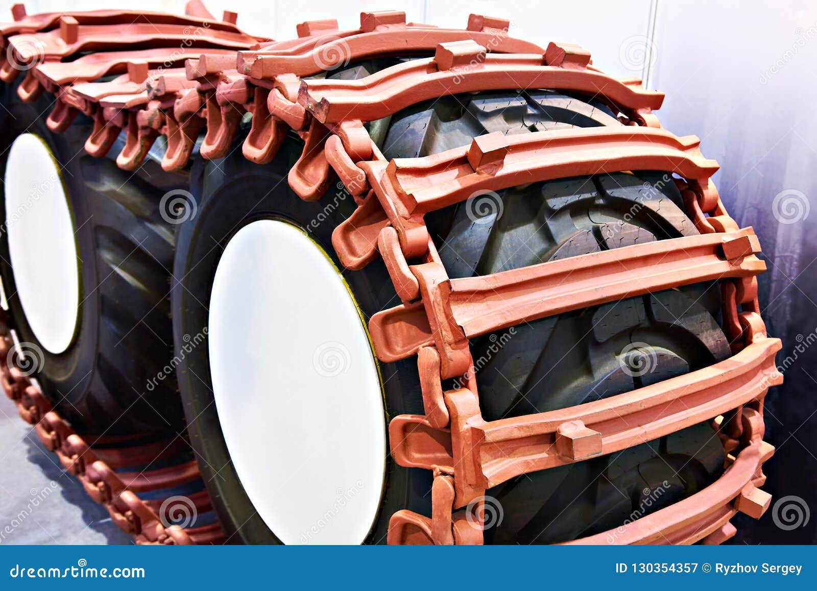 Pistas Para Las Ruedas Del Tractor Imagen de archivo - Imagen de pesado ...