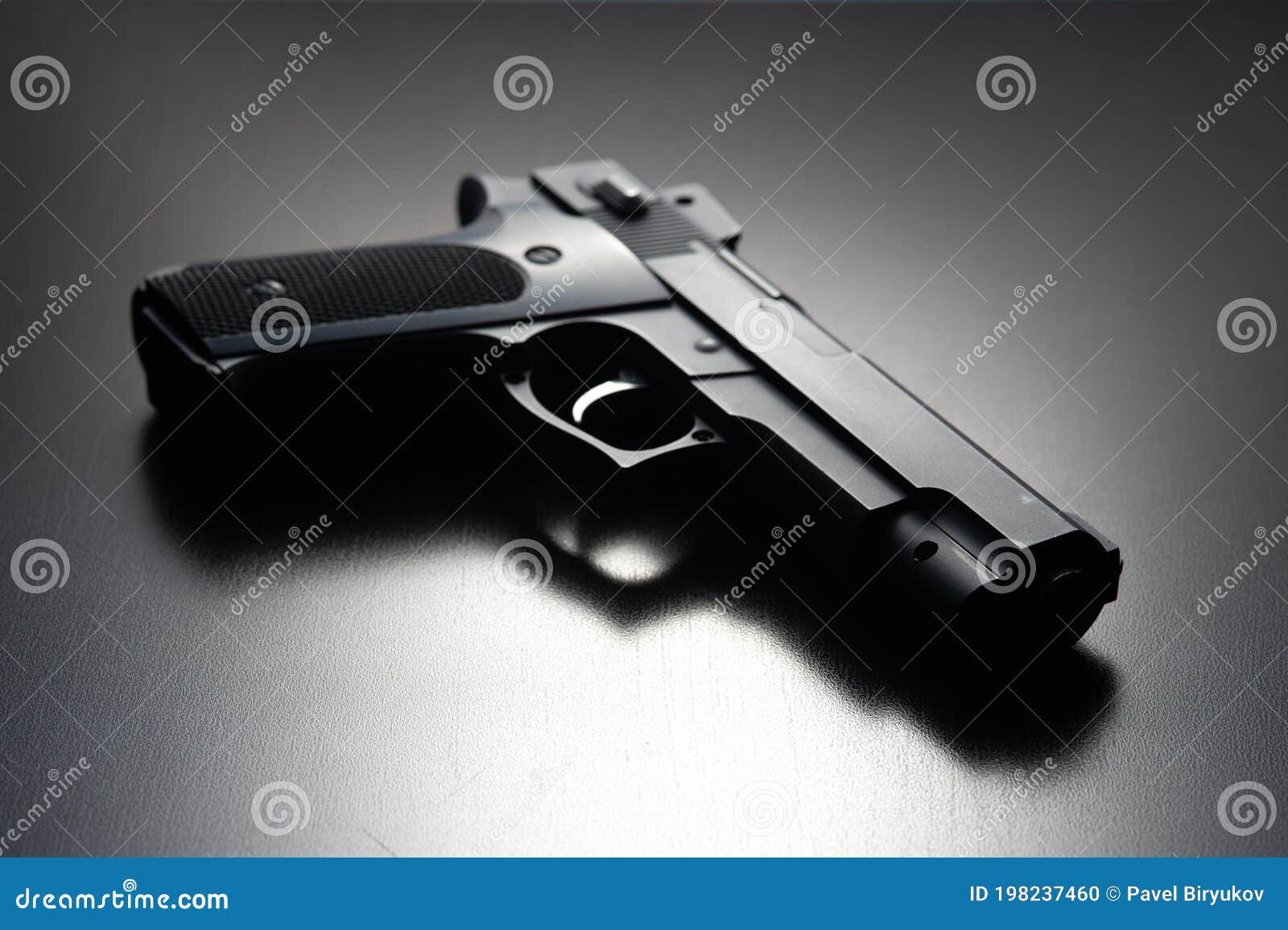 Pistola moderna negra foto de archivo. Imagen de barril - 198237460