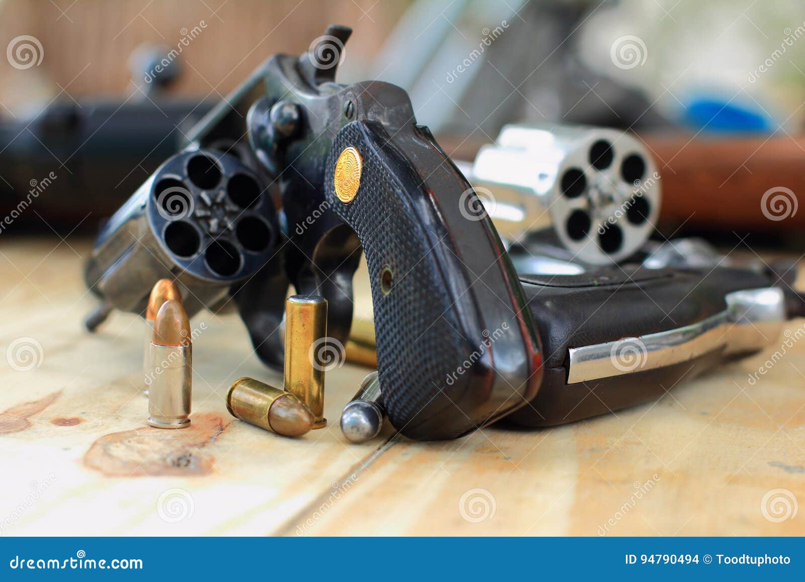 Pistola y bala stock de ilustración. Ilustración de lanzamiento - 94790494