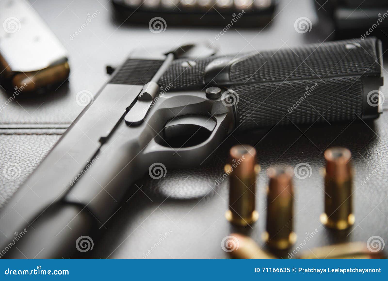 Pistole Halbautomatisch Kaliber 45 Stockbild - Bild von pistole ...