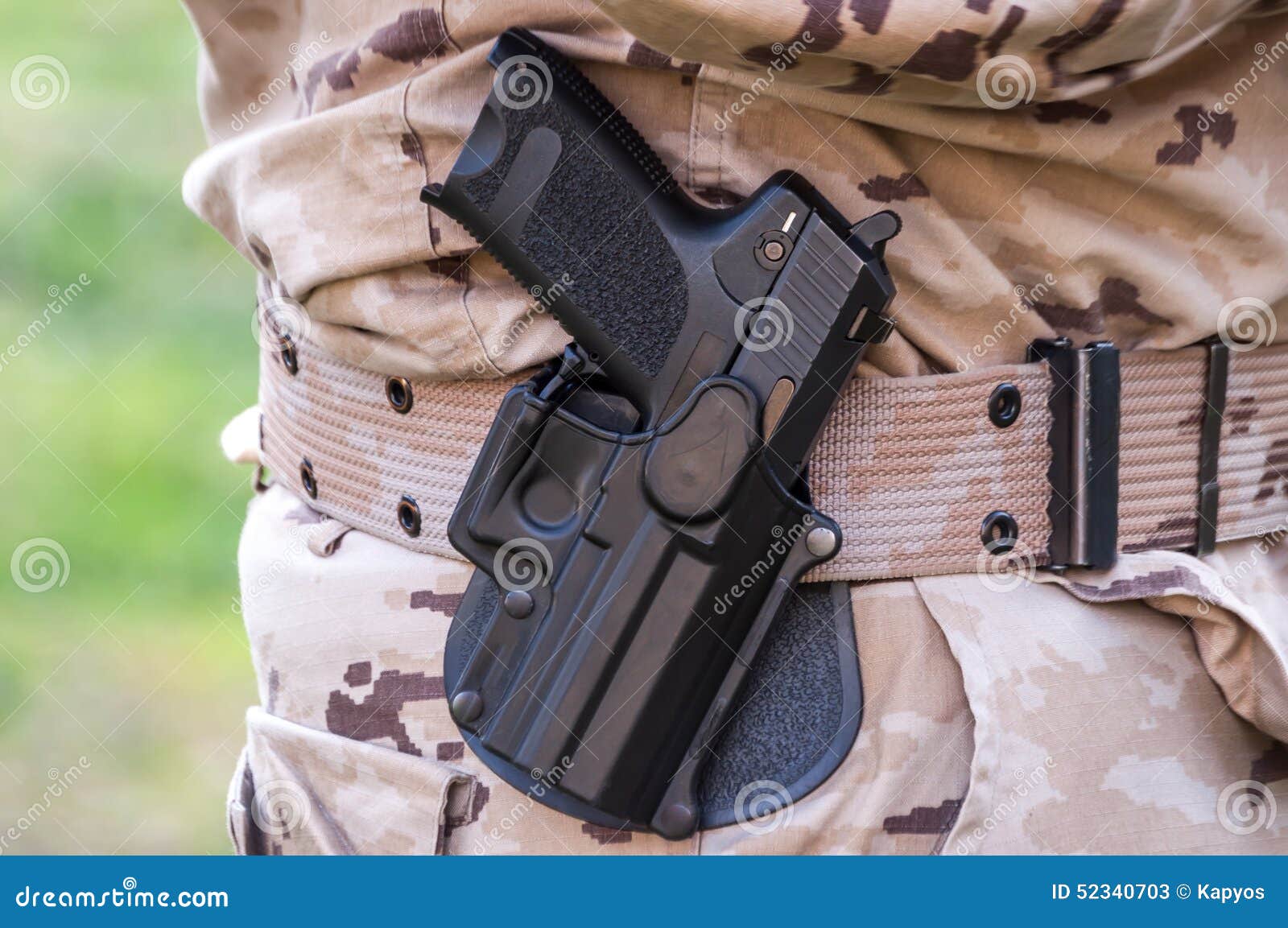 Pistole Mit Pistolenhalfter Stockbild - Bild von stahl, abfangen: 52340703