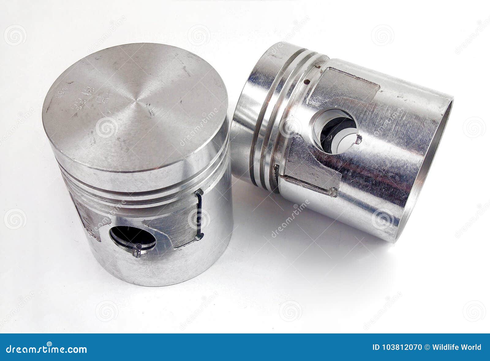 Pistoni isolati su bianco fotografia stock. Immagine di acciaio - 103812070