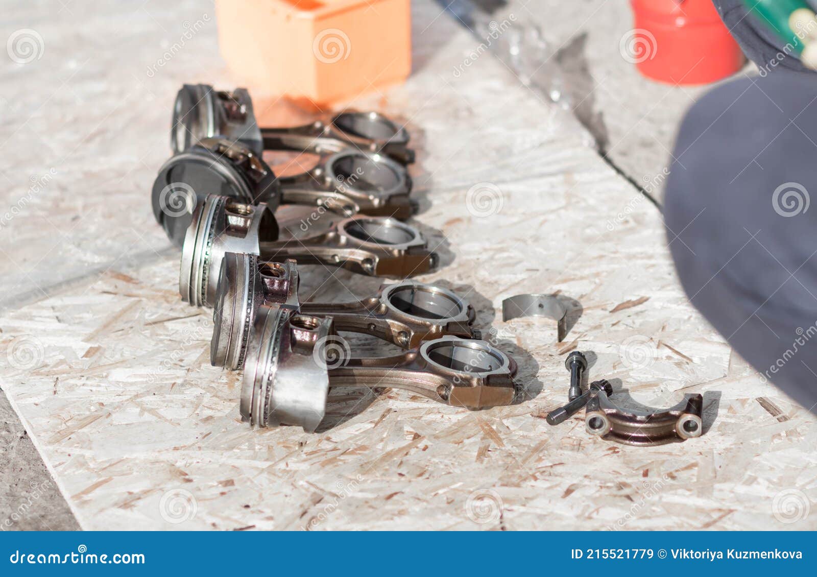 Pistoni. Motore Disassemblato Dalla Macchina Immagine Stock - Immagine ...