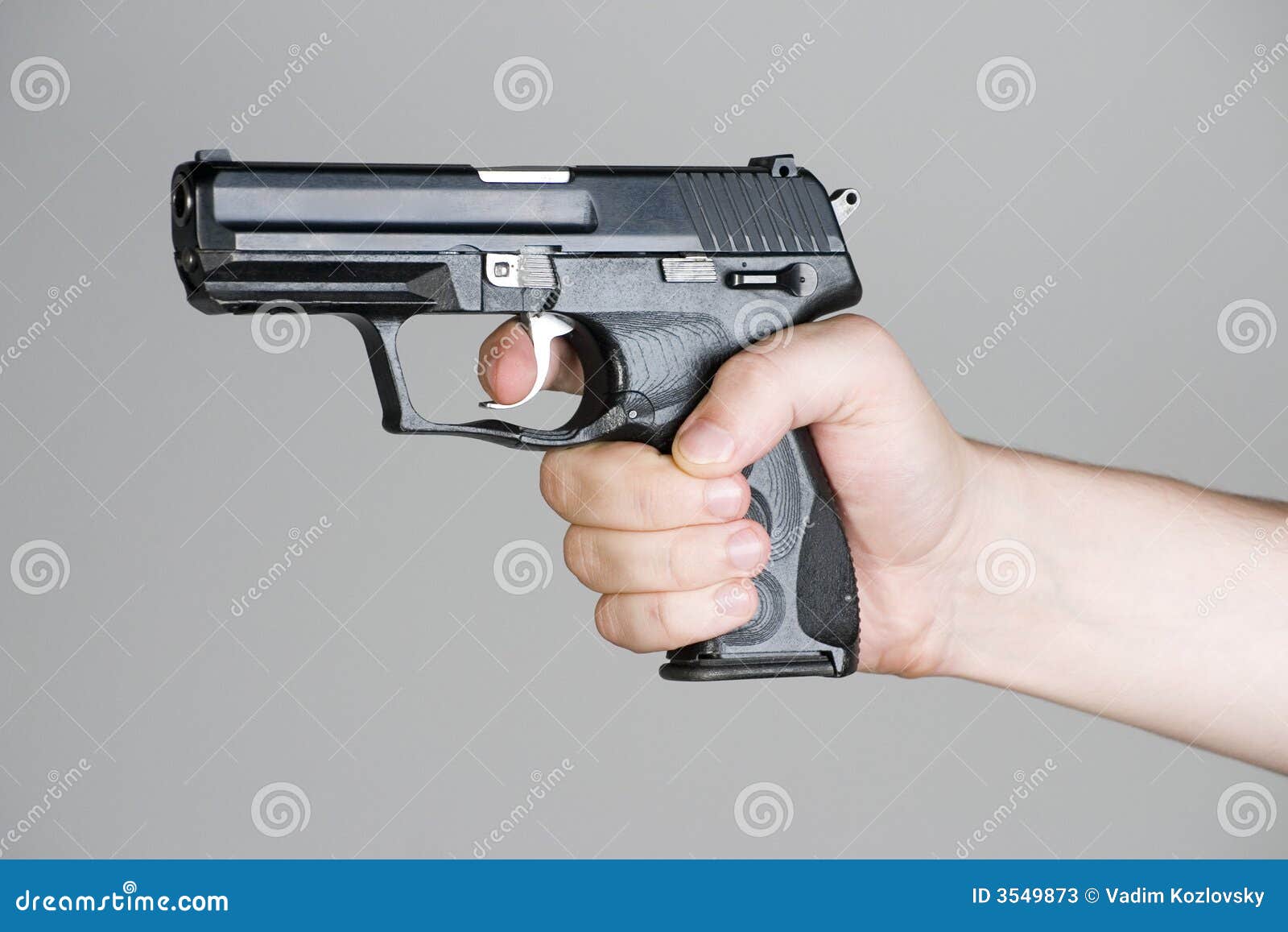 Pistool in de hand stock afbeelding. Image of misdadig - 3549873