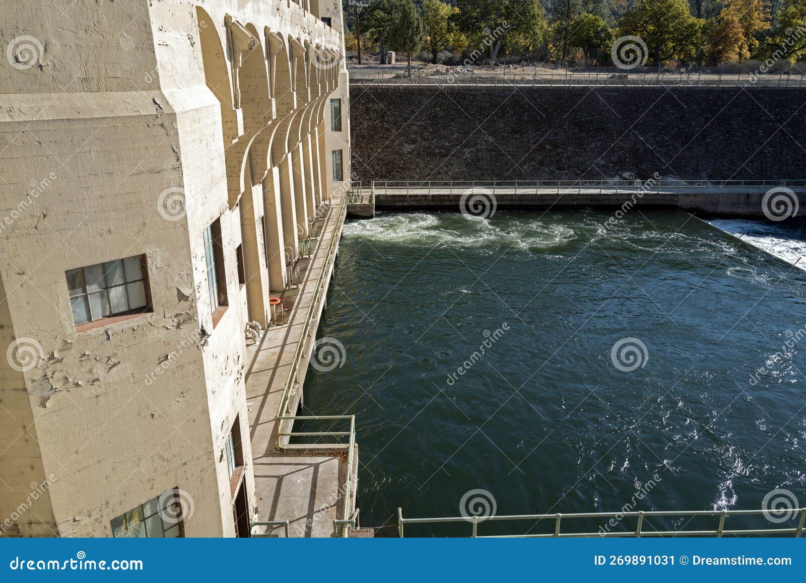 The Pit 1 Dam and Spillway on the Pit River in California, USA Stock ...
