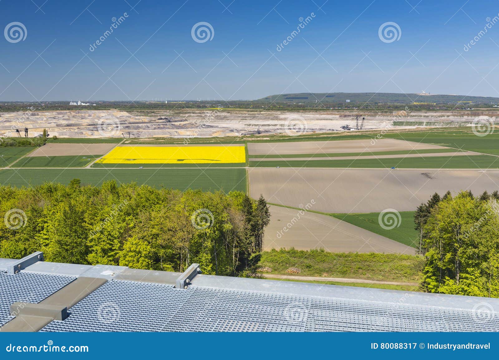 Pit Mine and Fields View image stock. Image du graine - 80088317