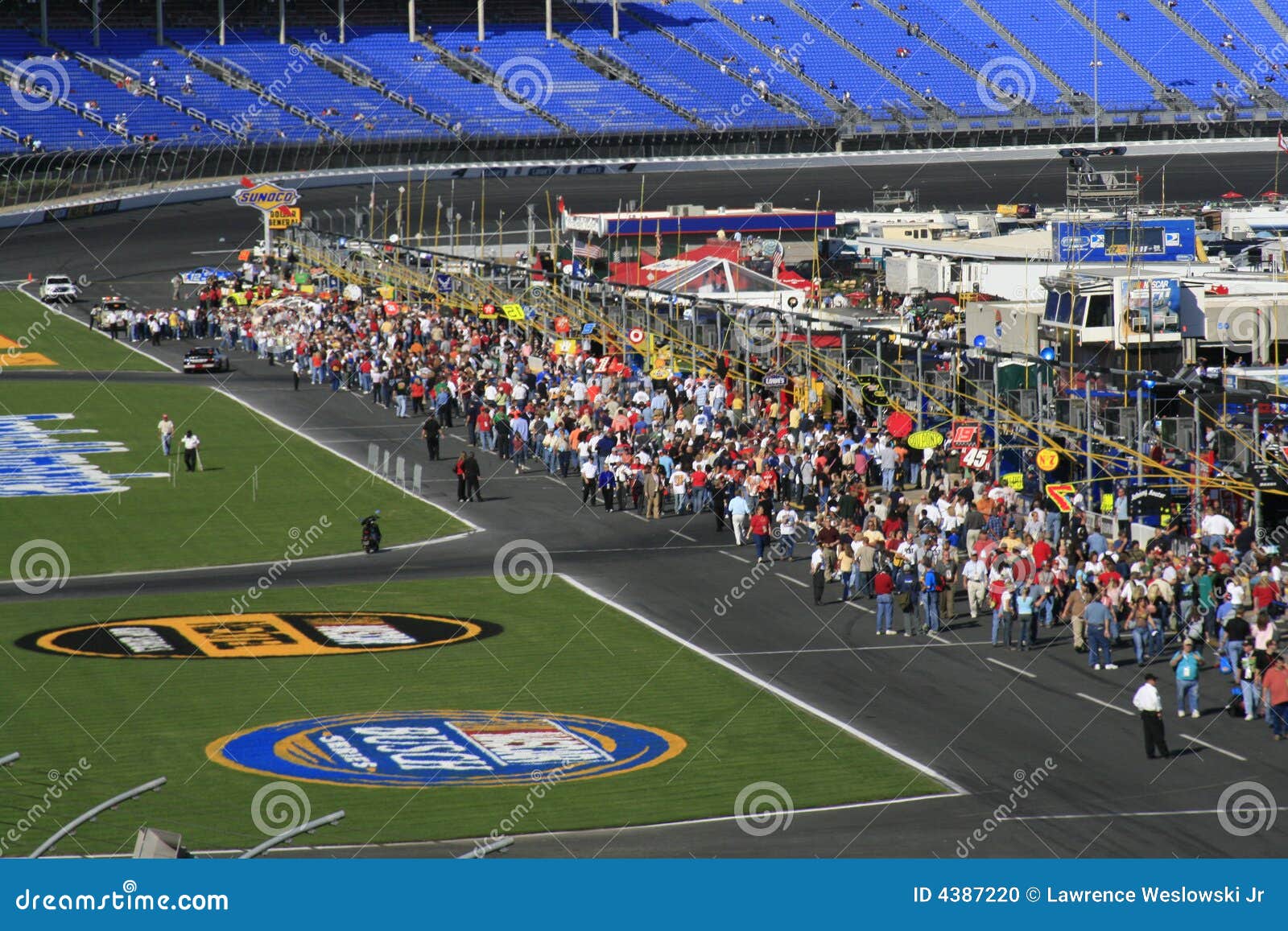 Pit Road Inspection - Fan Styl Editorial Image - Image of lowes, crowd ...