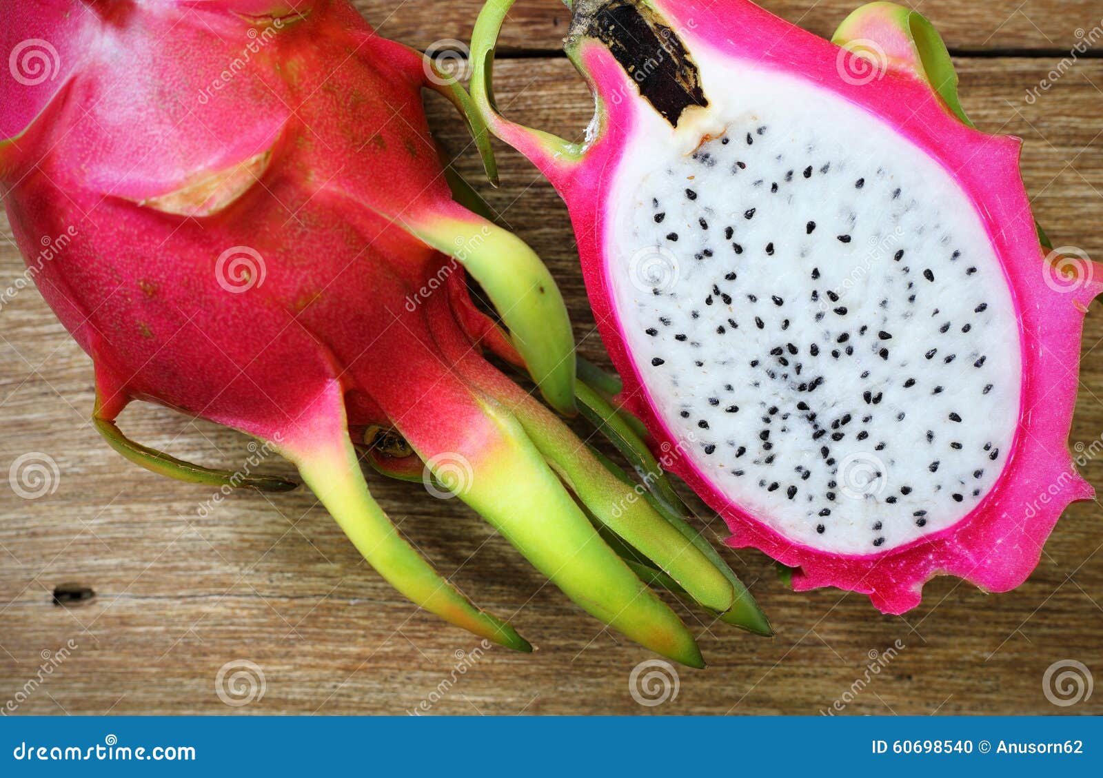 Pitaya Cor-de-rosa Suculento Na Tabela De Madeira Foto de Stock ...