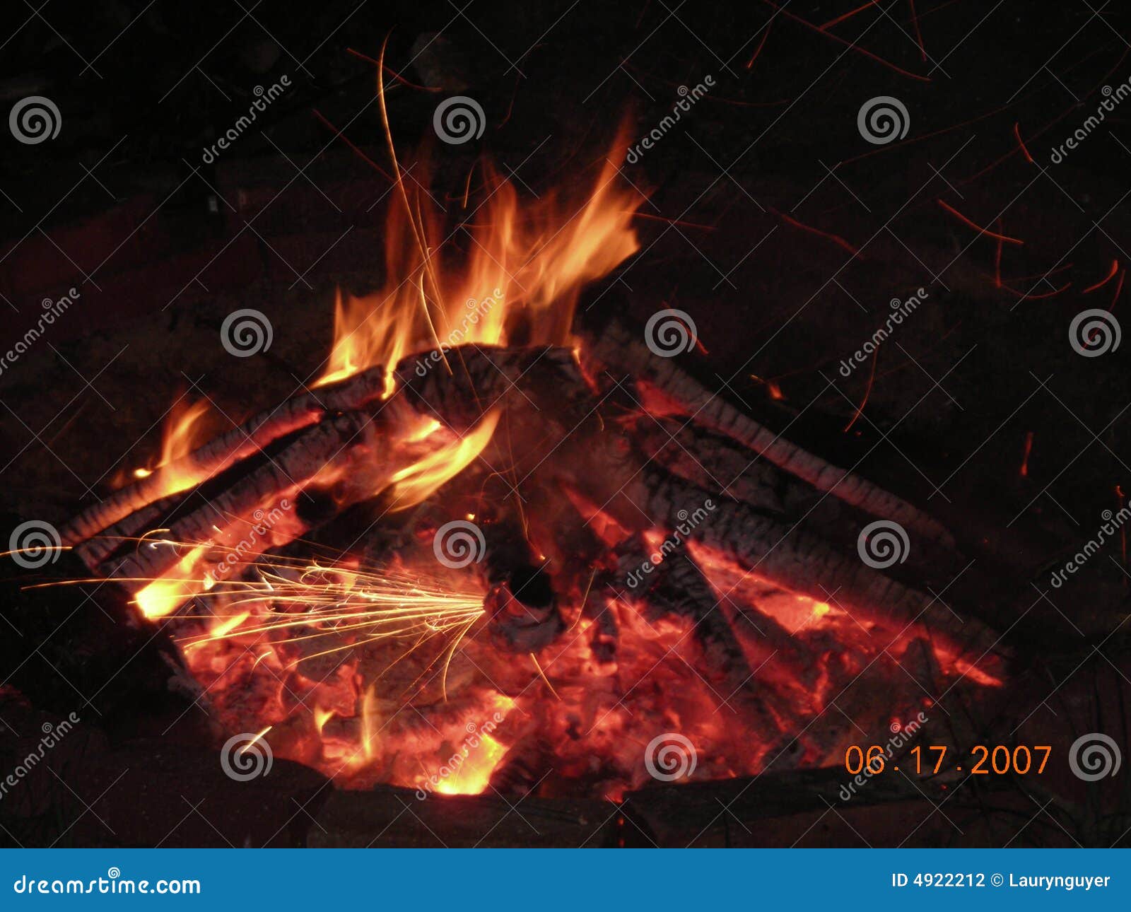 Pitt Del Fuoco Con I Fuochi D'artificio Immagine. Immagine: 4922212