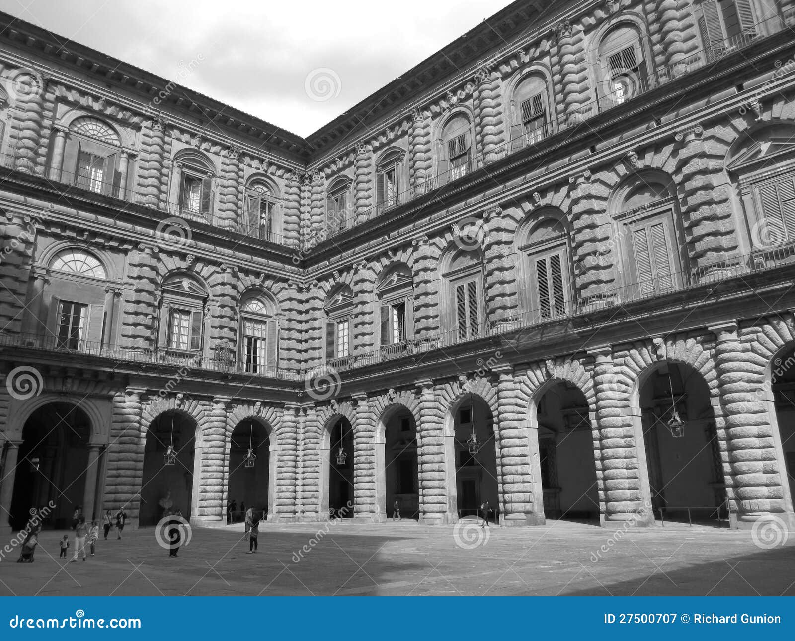 Pitti Palace Courtyard editorial photography. Image of landmark - 27500707