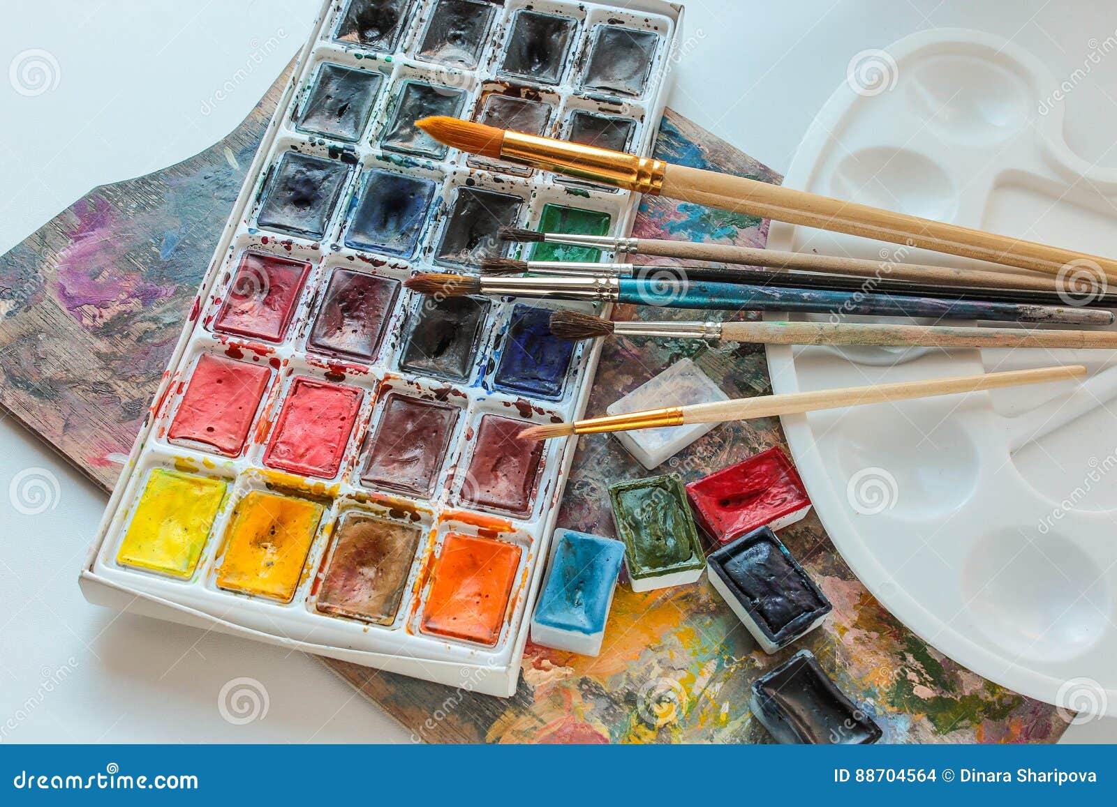 Pittura Dell'acquerello E Una Tavolozza Con Le Spazzole Fotografia ...