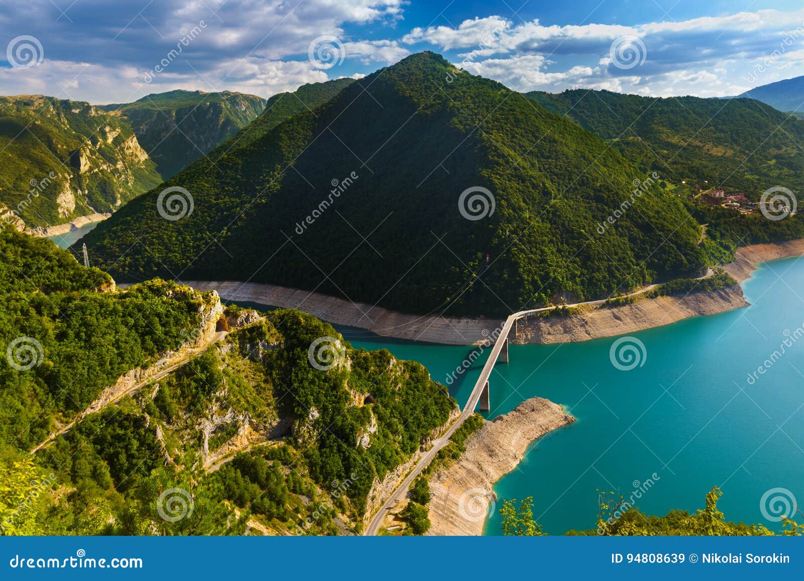 Piva kanjon - Montenegro fotografering för bildbyråer. Bild av monte ...