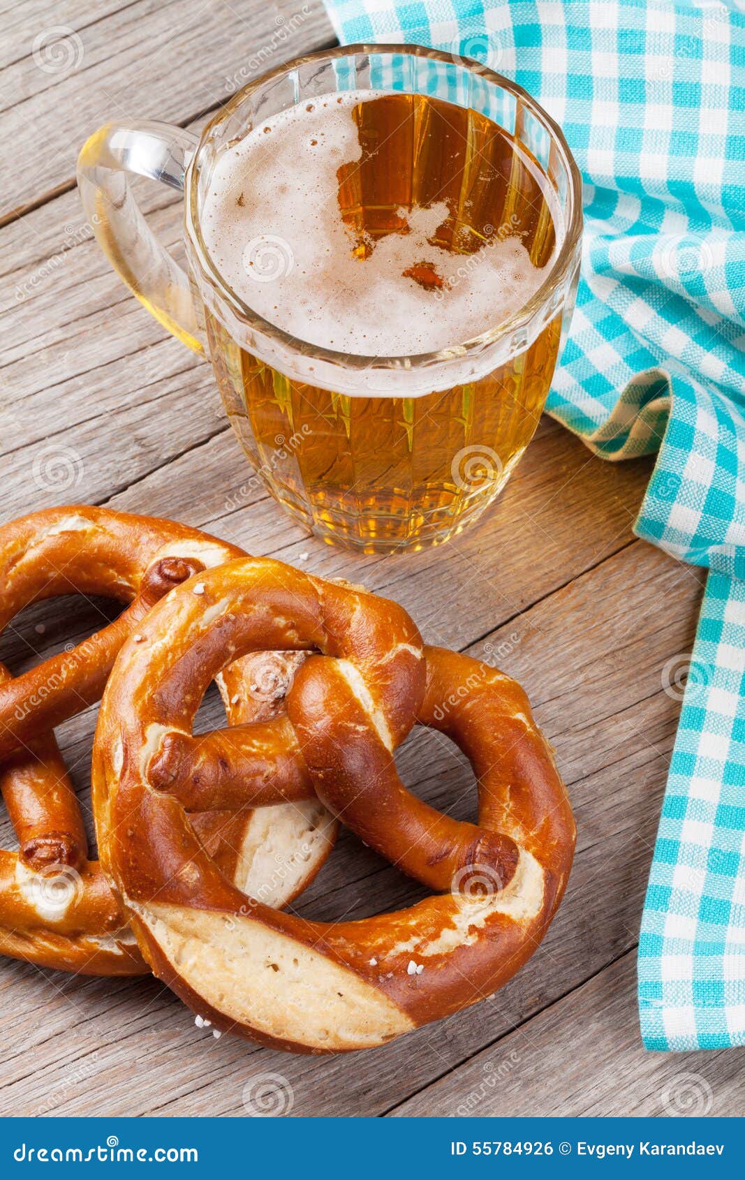 Piwny kubek i precel zdjęcie stock. Obraz złożonej z ciasto - 55784926