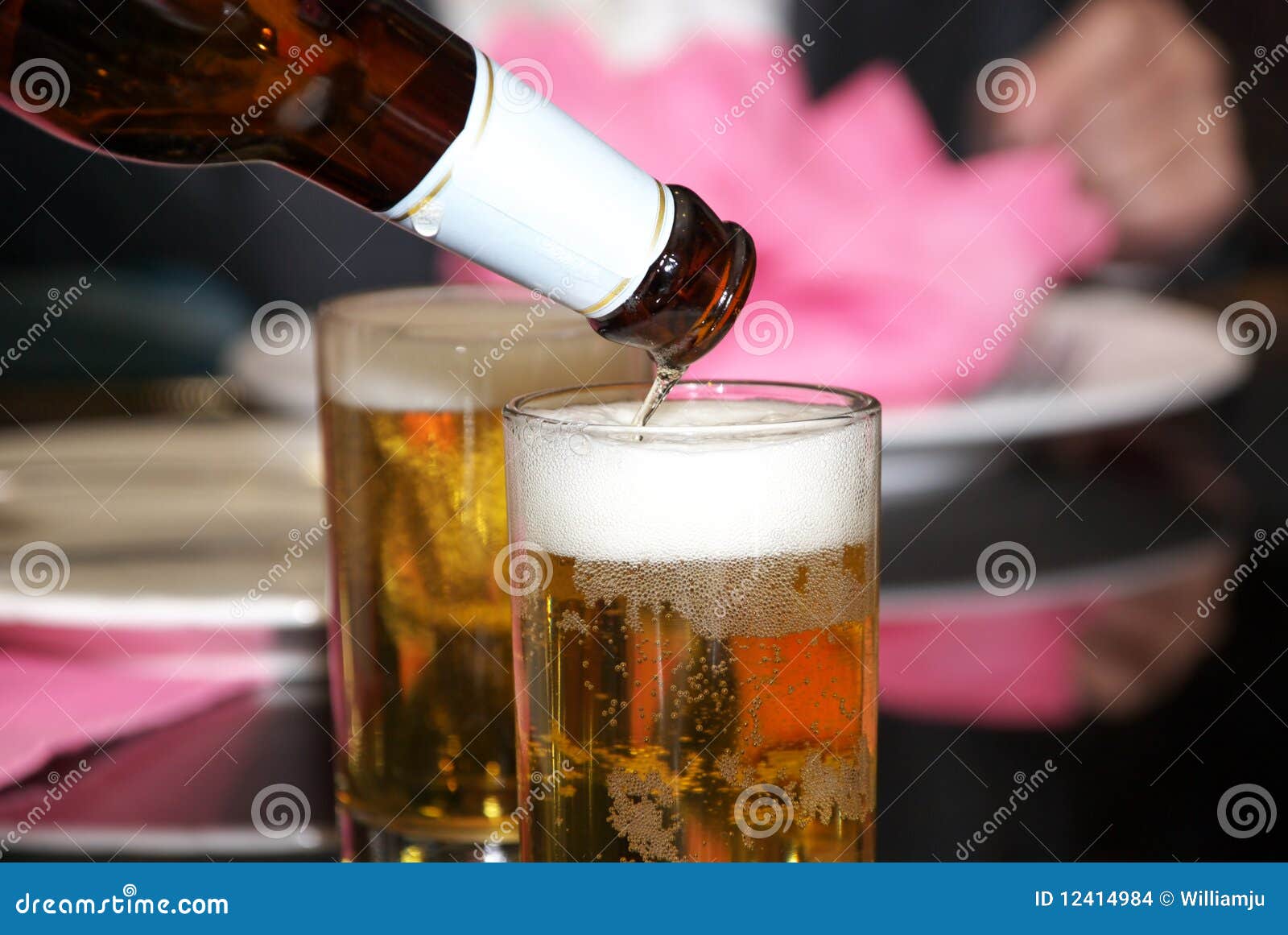 Piwo zdjęcie stock. Obraz złożonej z glassblower, butelka - 12414984