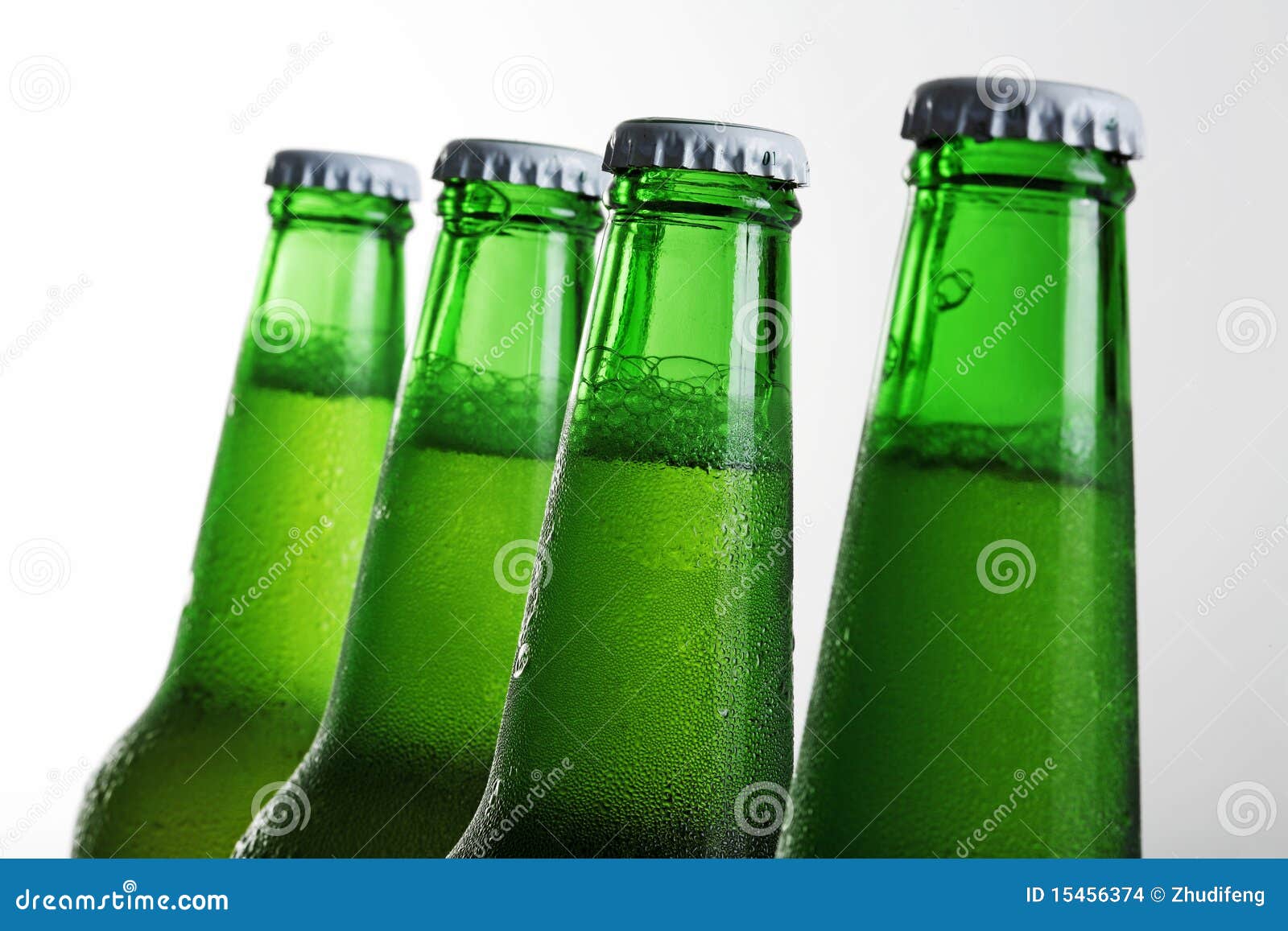 Piwo zdjęcie stock. Obraz złożonej z piana, greenbacks - 15456374