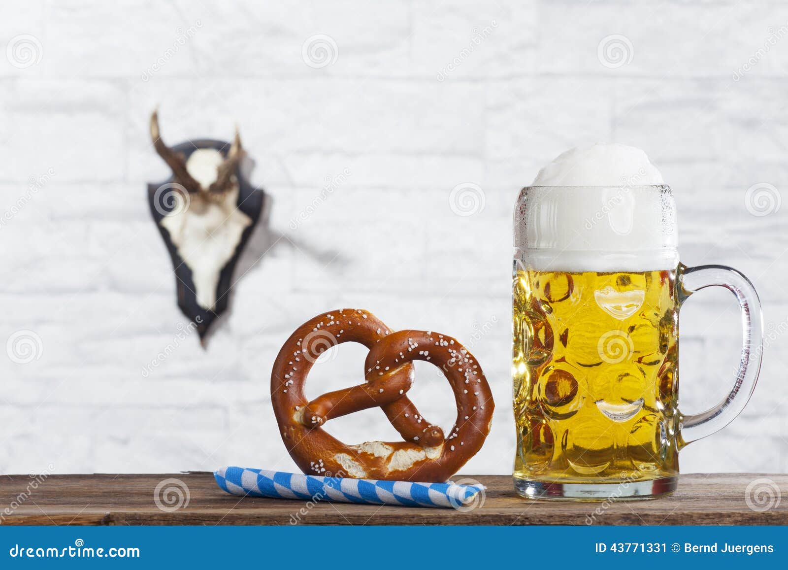 Piwo obraz stock. Obraz złożonej z banatka, kubek, precel - 43771331