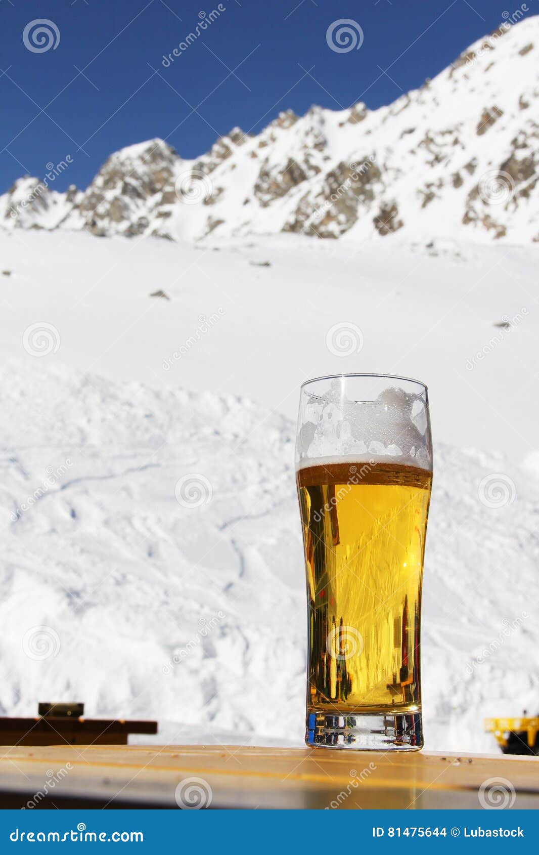 Piwo w zim górach zdjęcie stock. Obraz złożonej z kurort - 81475644