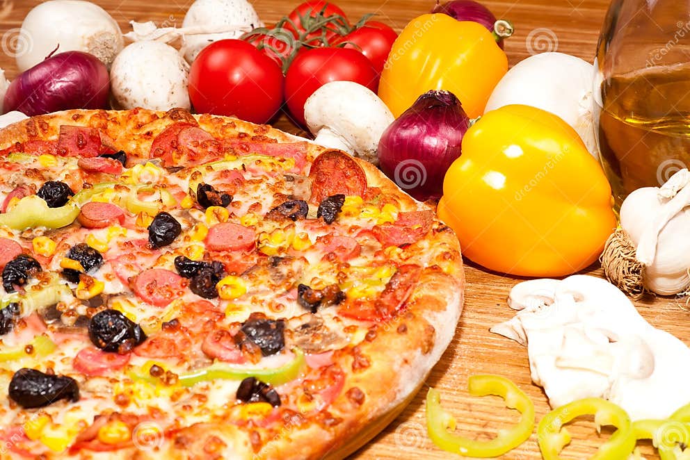 Pizza imagen de archivo. Imagen de amarillo, pizza, perejil - 13531359