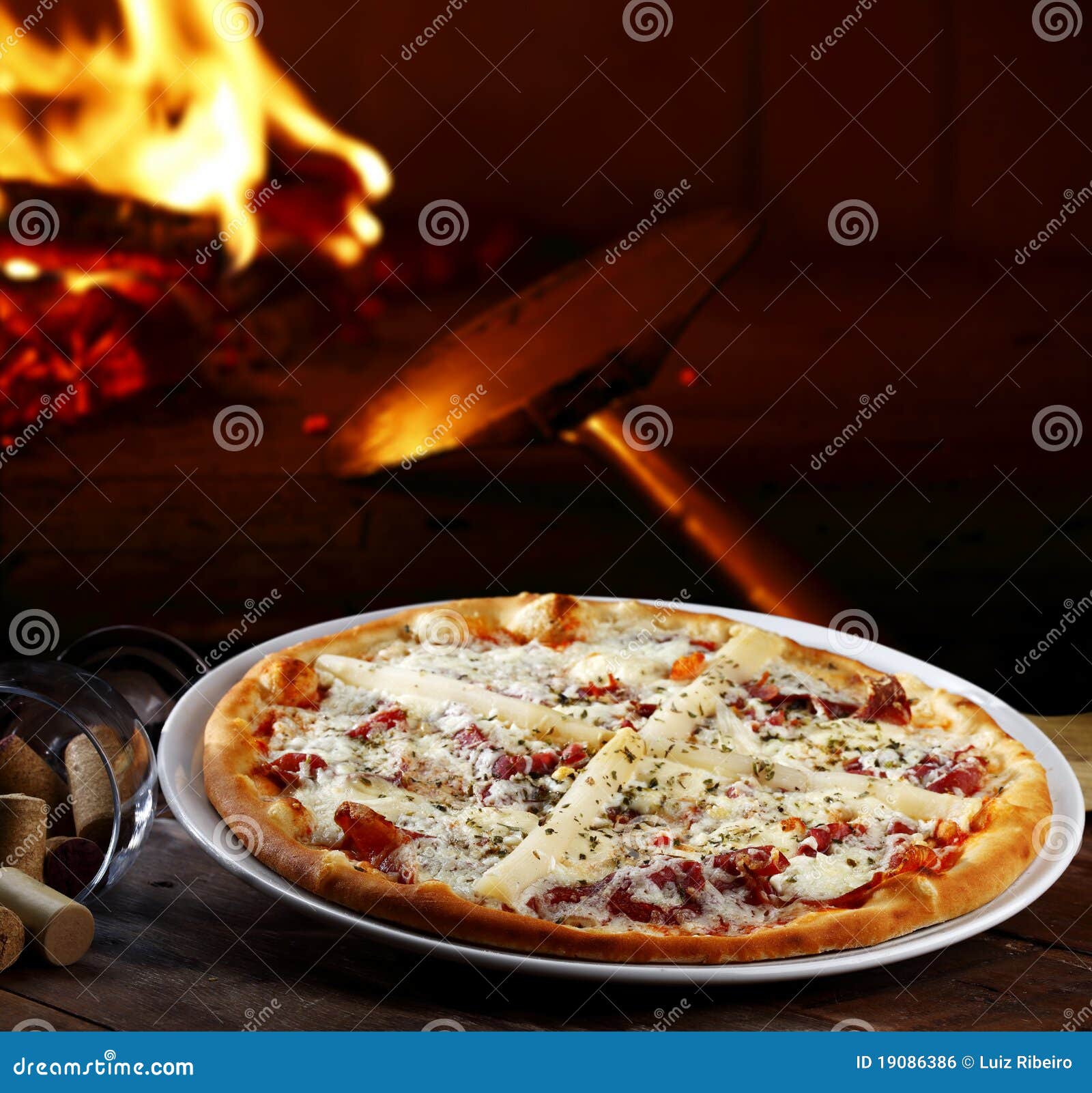 Pizza foto de archivo. Imagen de comedor, pasta, americano - 19086386