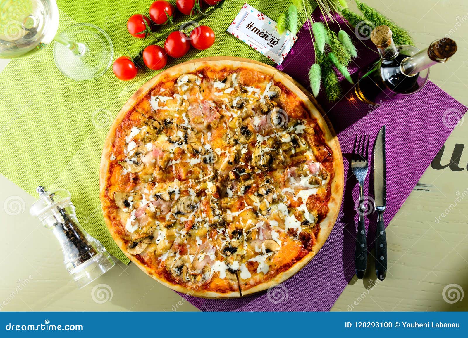 Pizza Apetitosa Com Cogumelos, Carne, Queijo, Molho E Ervas O Foto de ...