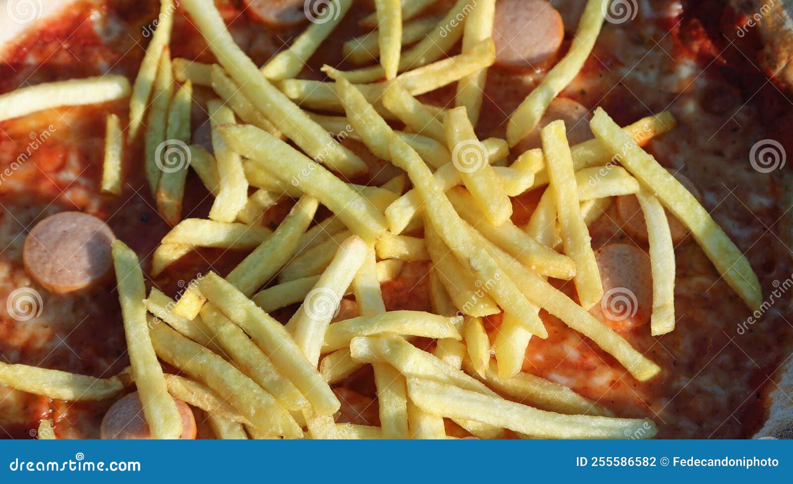 Pizza Avec Frites Et Wurstel Mozzarella Fromage Et Tomate Photo stock ...