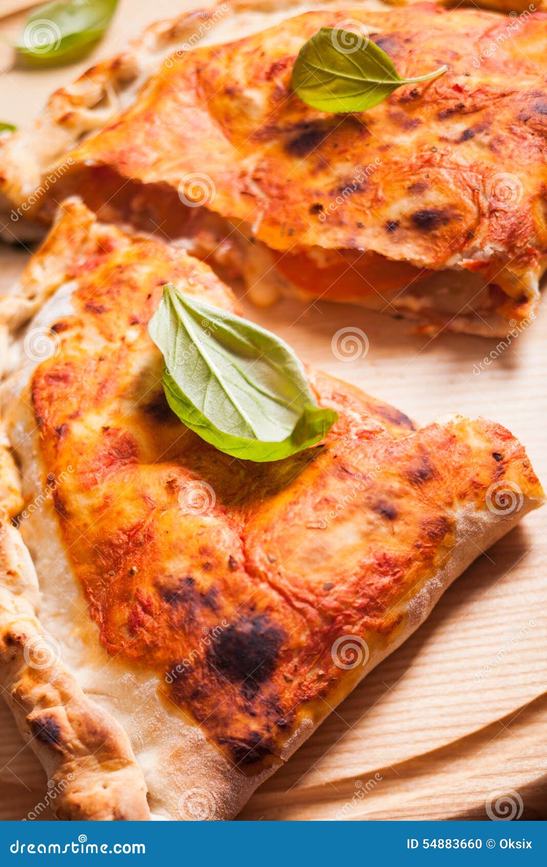 Pizza Calzone stock foto. Image of vulling, saus, voedsel - 54883660
