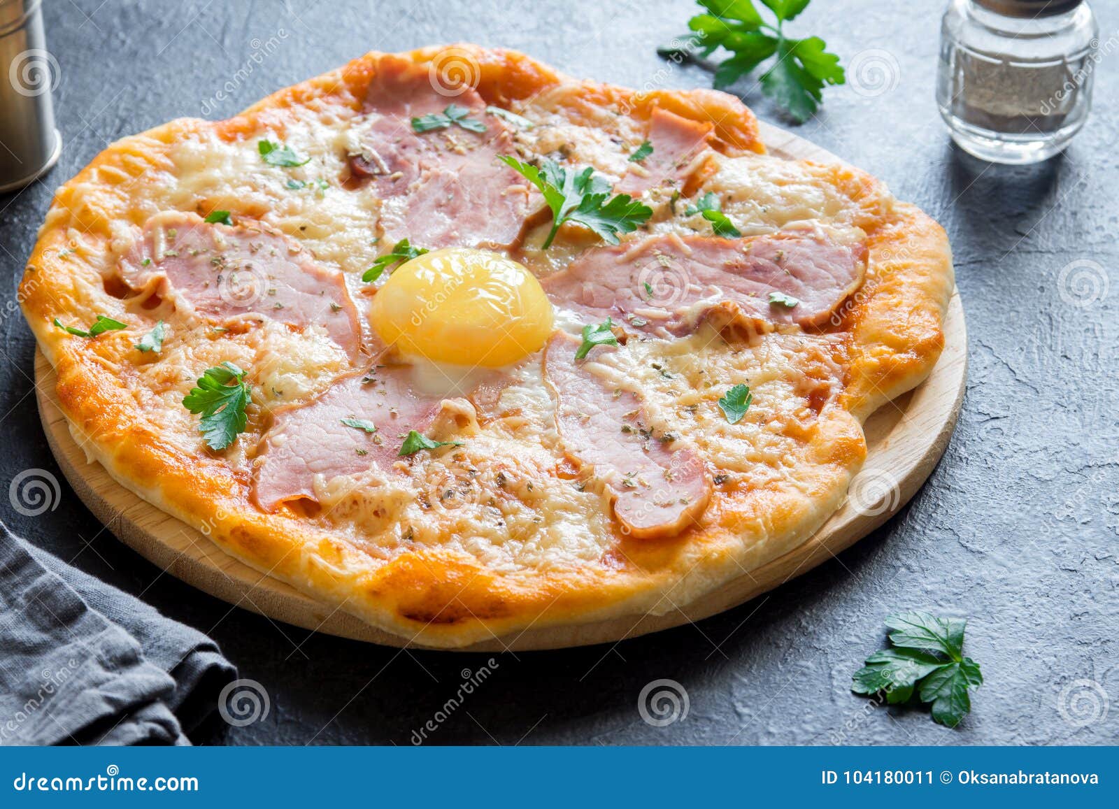 Pizza Carbonara immagine stock. Immagine di pasto, crosta - 104180011