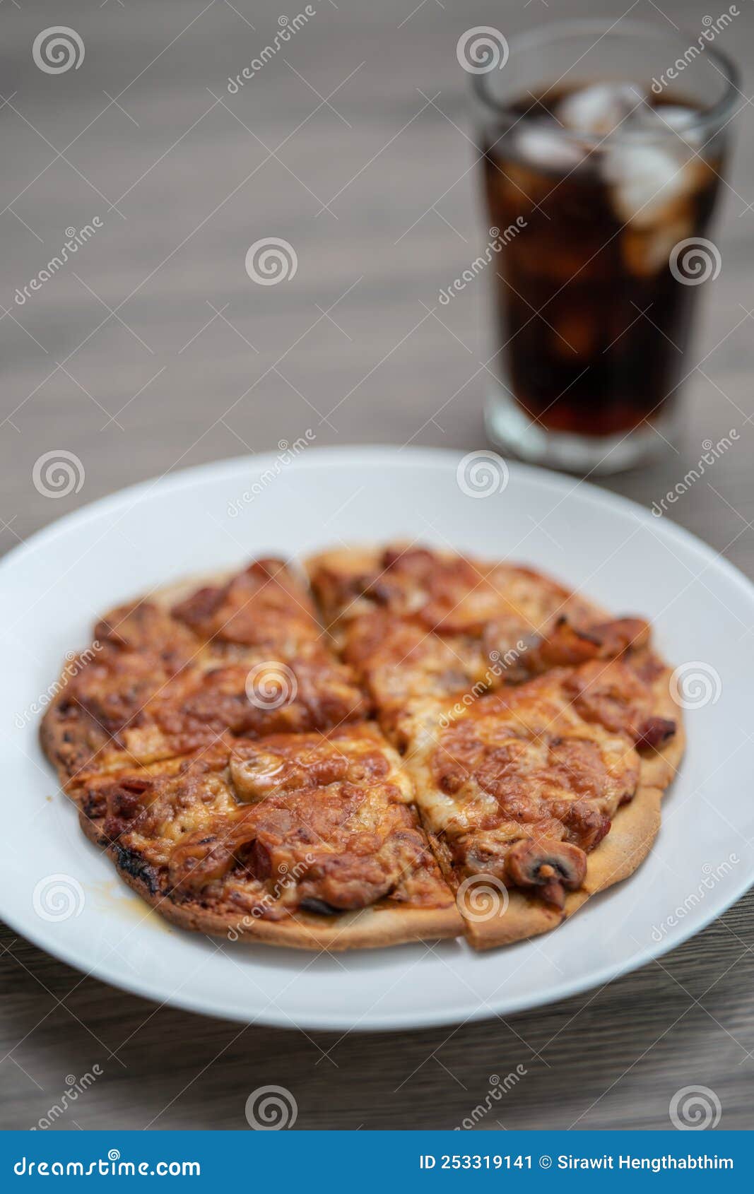 Pizza Casera Quemada En Negro Con Un Vaso De Refresco Imagen de archivo ...